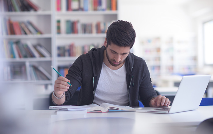 الإمارات تمنح الإقامة الذهبية لأوائل طلبة المدارس والجامعات Ra2ed