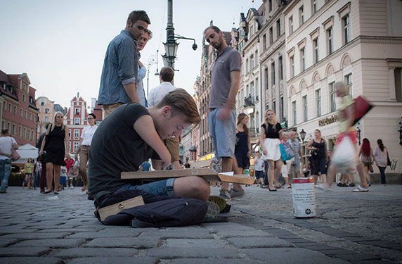 الشاب الذي غزا مواقع التواصل الإجتماعي ... يرسم لوحات مذهلة من دون يدين ...